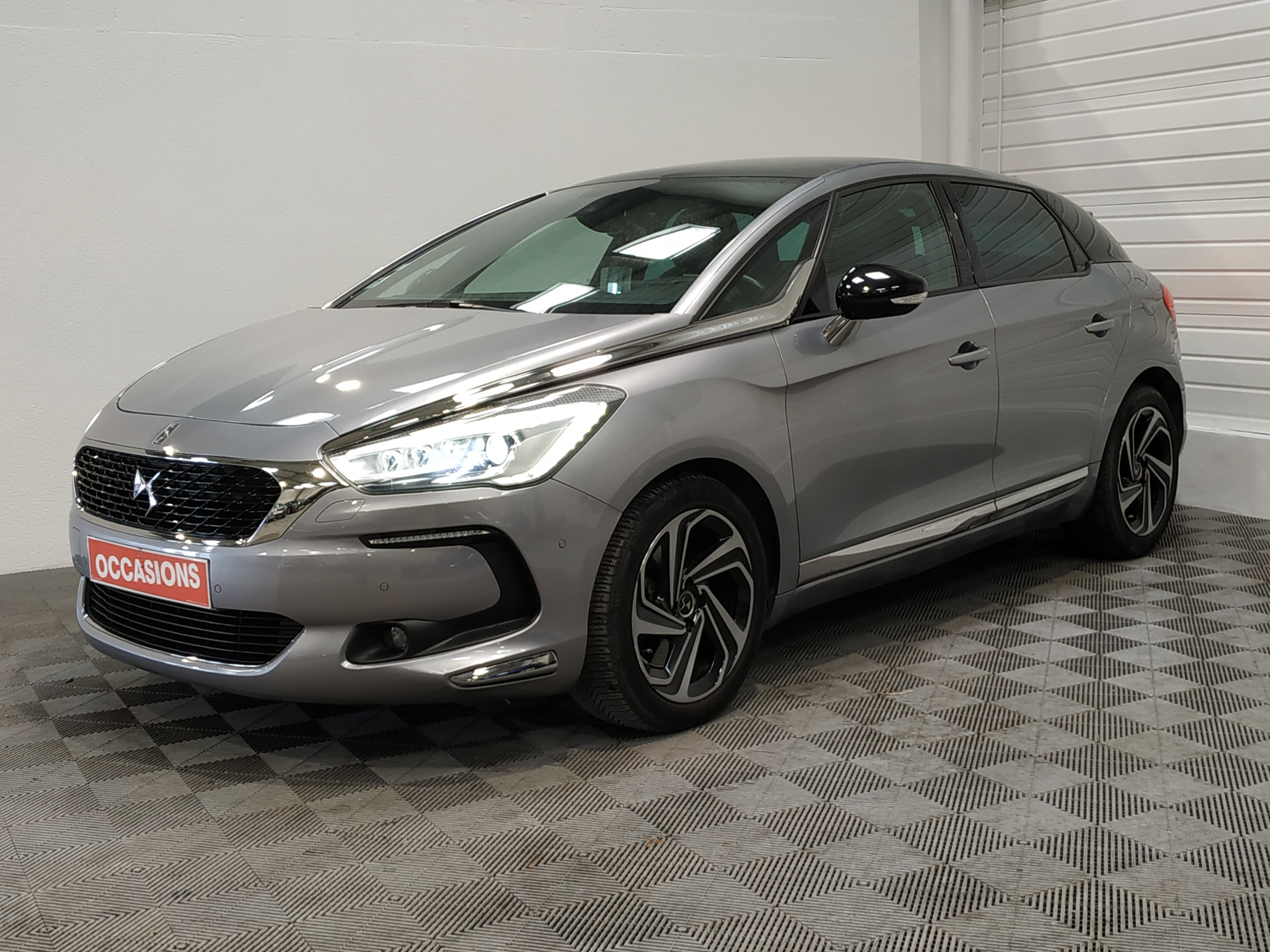 DS DS5 de 2016 - La Chapelle-Saint-Luc - Massoutre VO