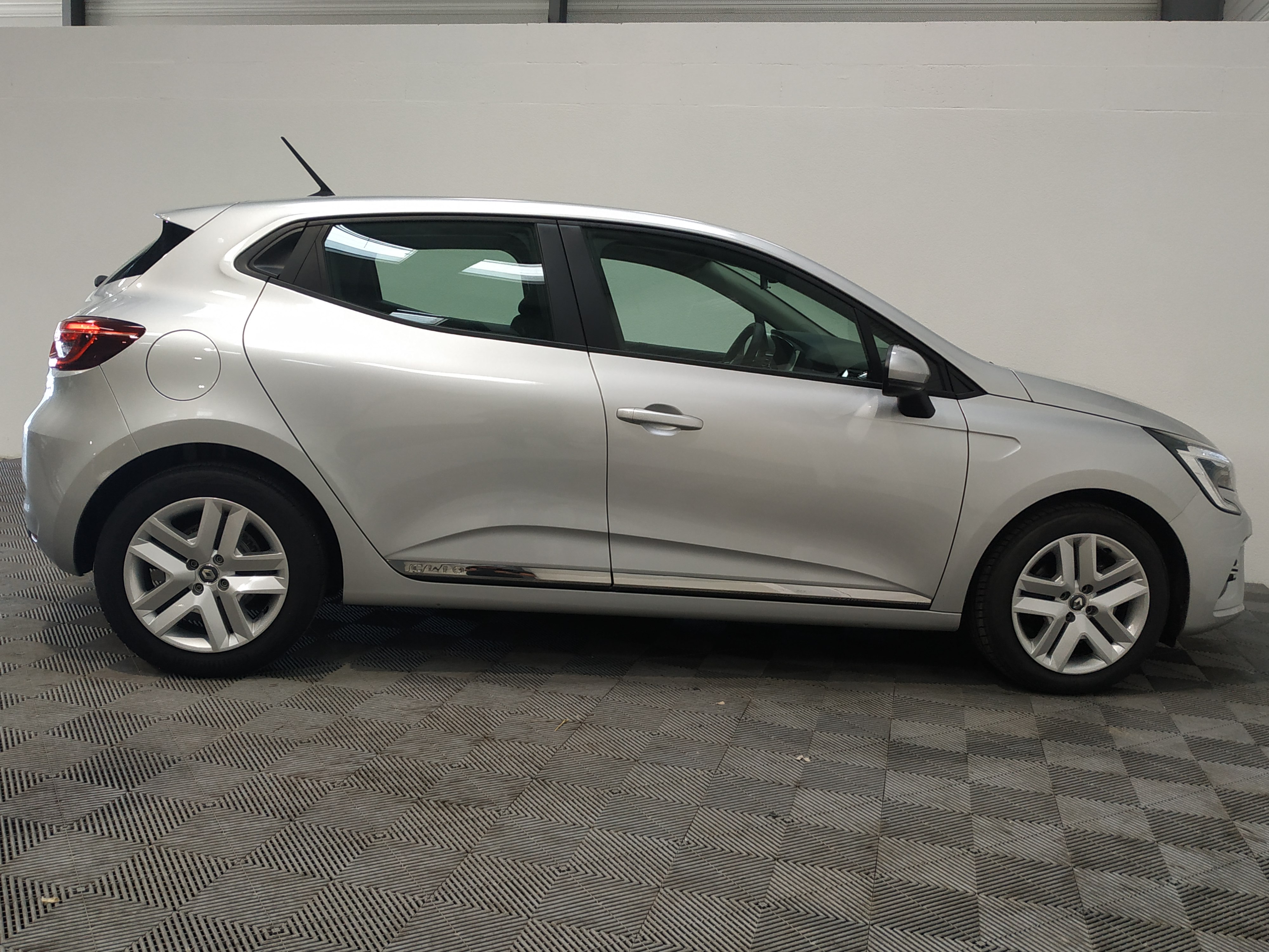 RENAULT CLIO V de 2020 - La Chapelle-Saint-Luc - Massoutre VO