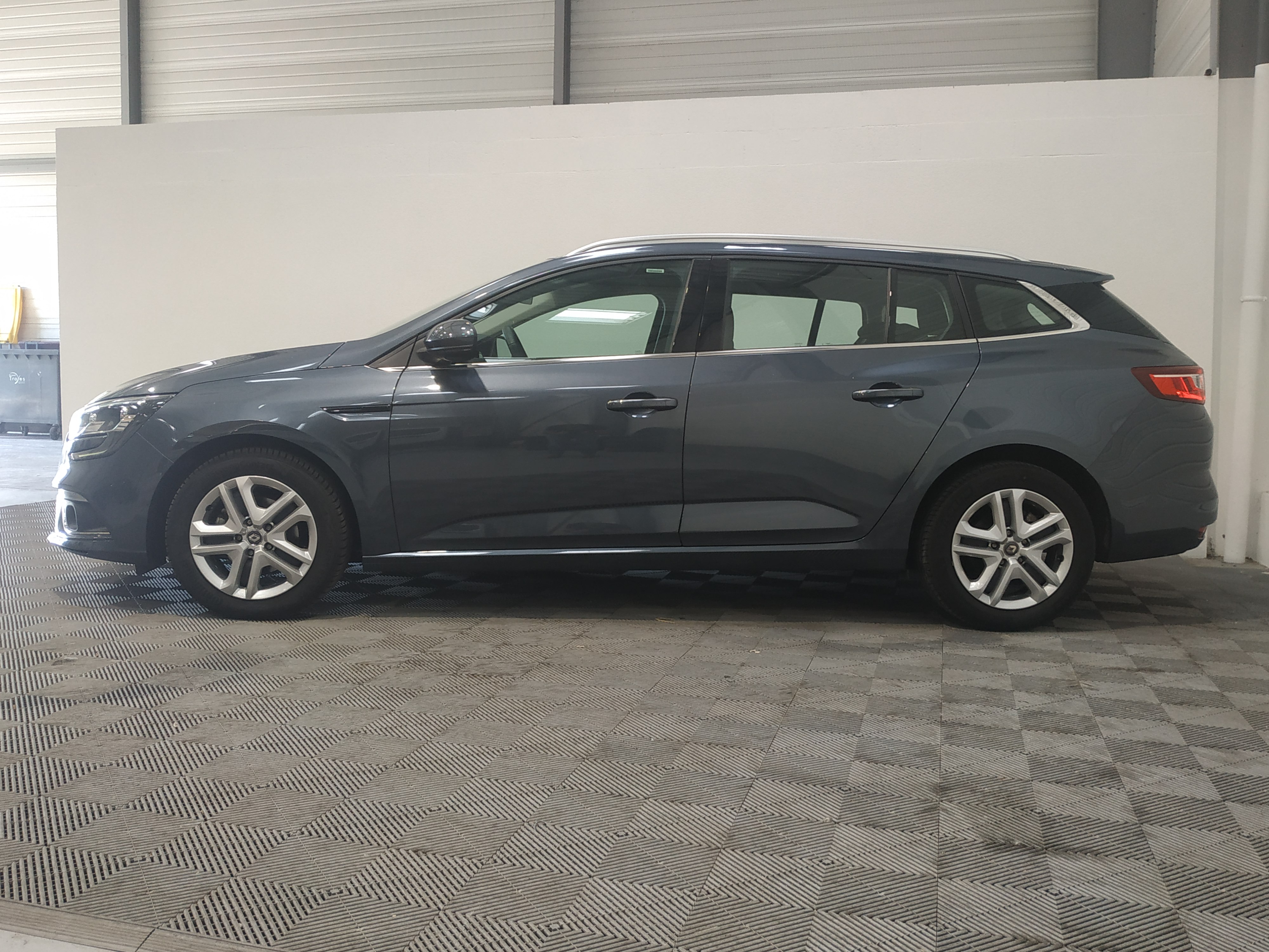 RENAULT MEGANE IV ESTATE BUSINESS de 2020 - La Chapelle-Saint-Luc ...